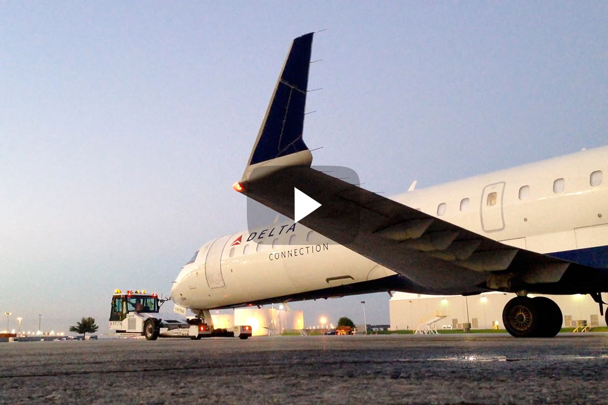 The First Flight Of The Day In A CRJ-700 | Boldmethod