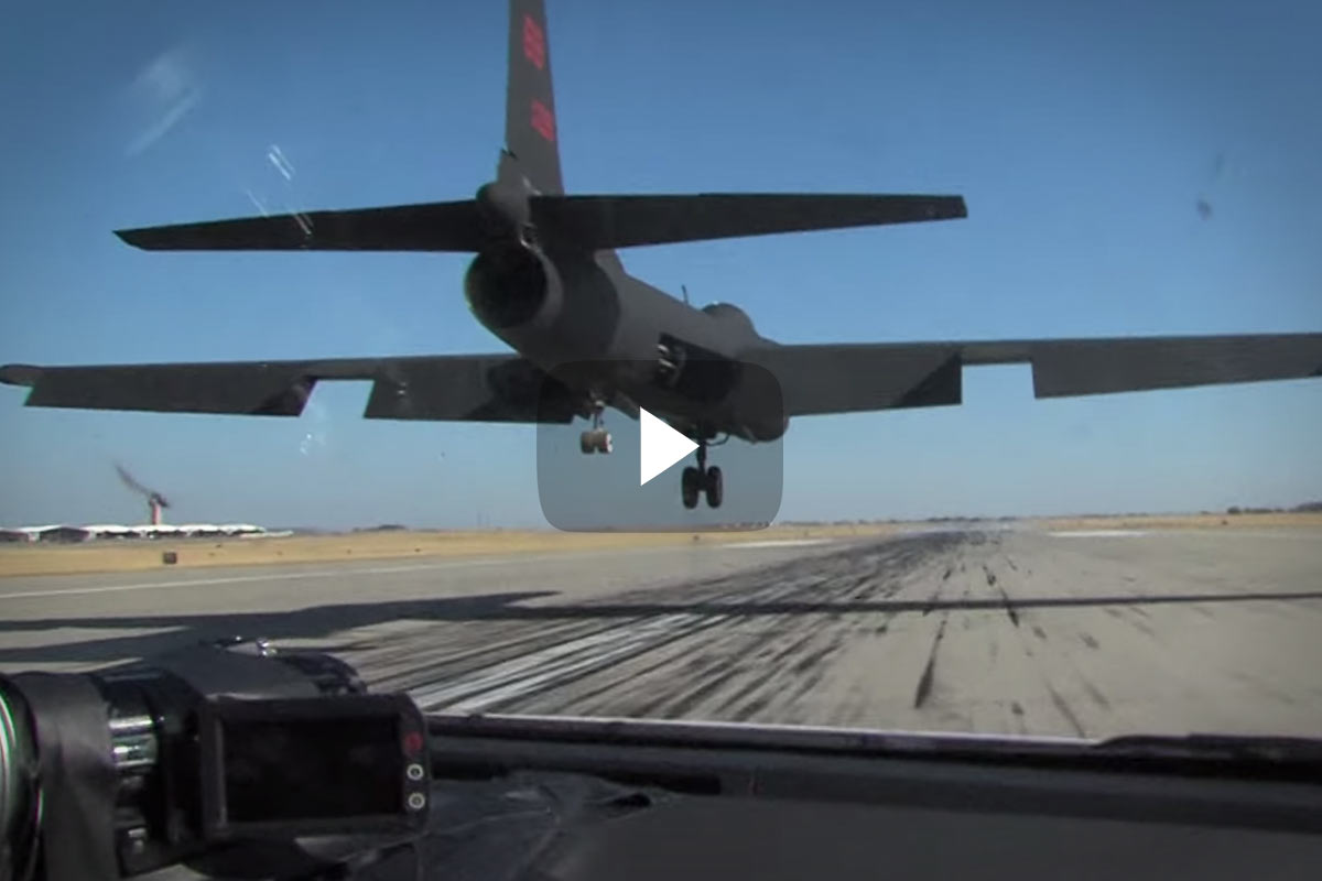 Chase Cars Speed Down The Runway Over 100 MPH To Help U-2 Pilots Land ...